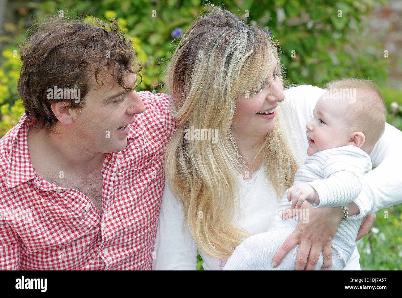 Famille familles parents parents enfant enfants Banque de photographies ...