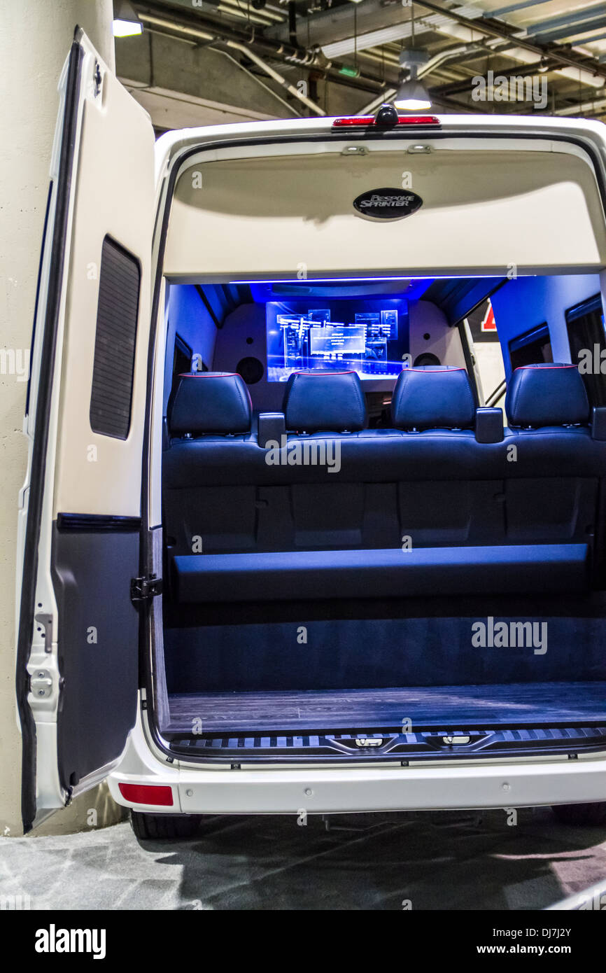 Un très grand Mercedes Sprinter van transformé en limousine ou ...