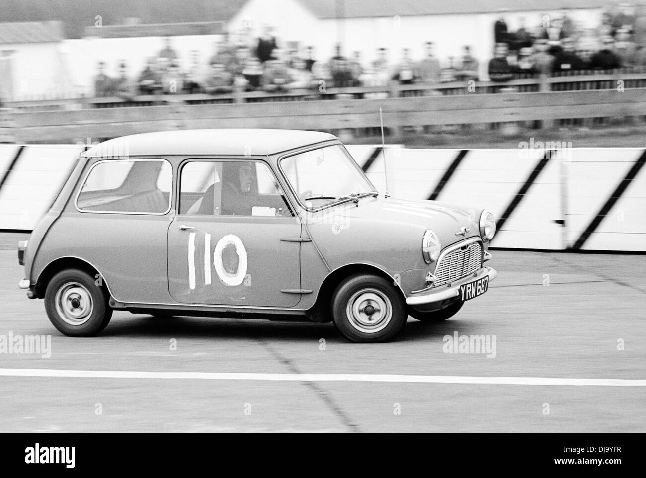 Mini car 1960s Banque de photographies et d’images à haute résolution ...