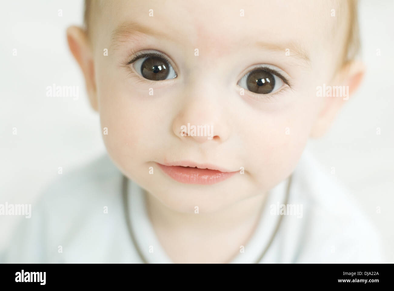 Enfant aux cheveux bruns et aux yeux bleus Banque de photographies et d ...