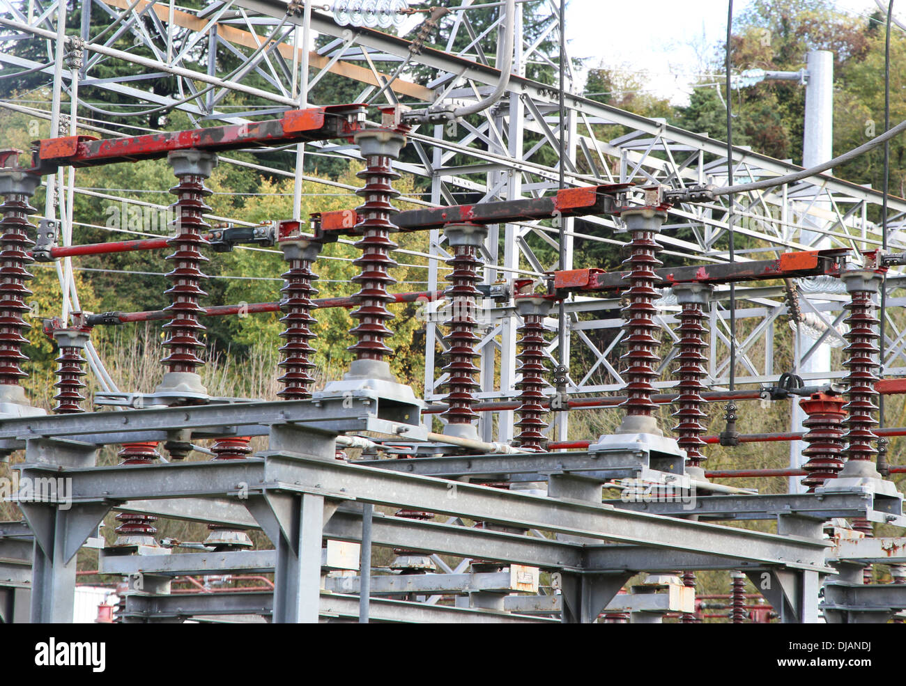 Isolants électriques énormes d'une station d'alimentation de l ...