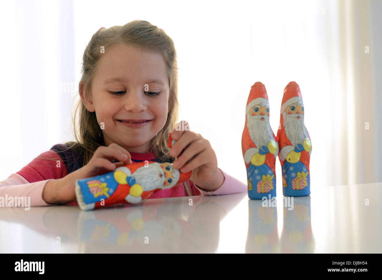 Une fille, c'est déballer un Père Noël en chocolat Photo Stock - Alamy