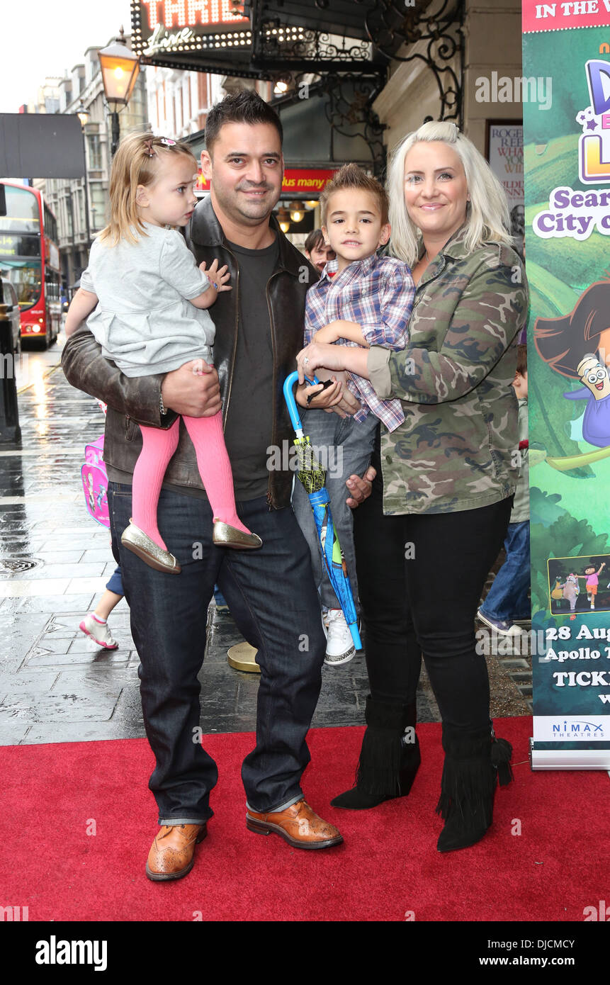 Claire Richards avec son mari Reece Hill et les enfants Charlie et ...
