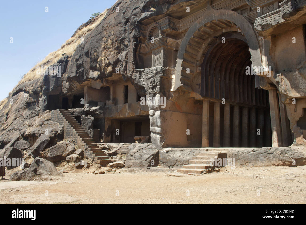 Vue générale du chaitya et peu viharas. Les grottes de Bhaja, Dist ...