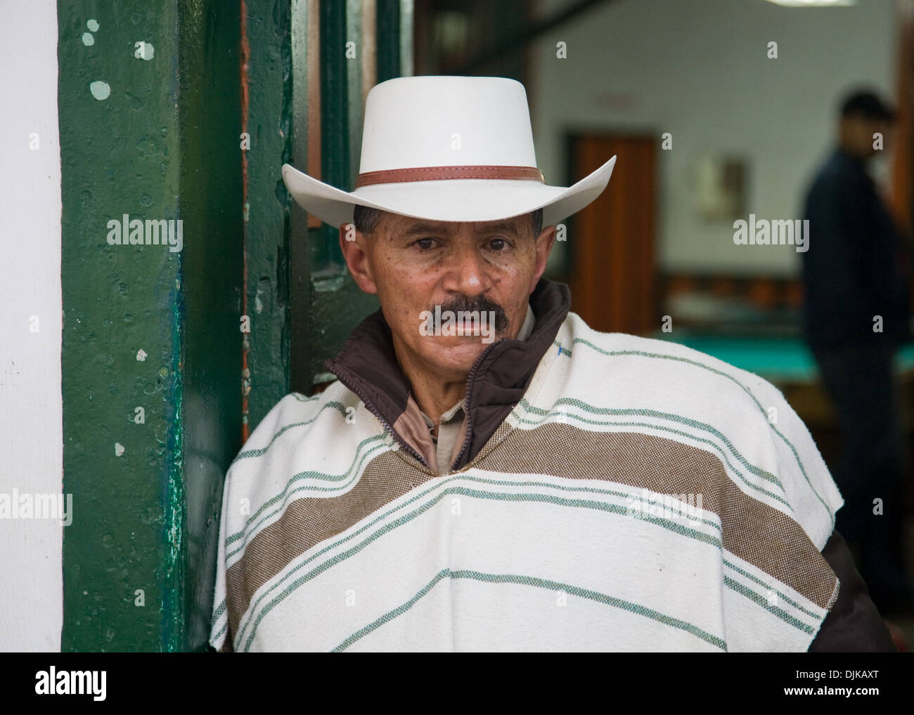 Man in traditional costume poncho Banque de photographies et d’images à ...