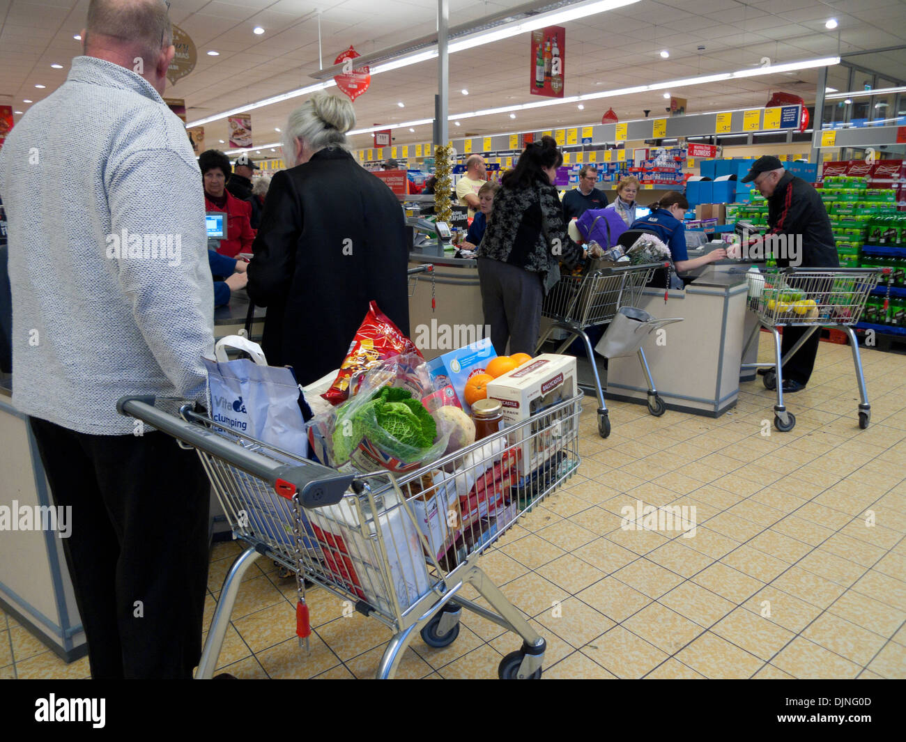 Client Shoppers avec un chariot de supermarché plein chargé dans la ...