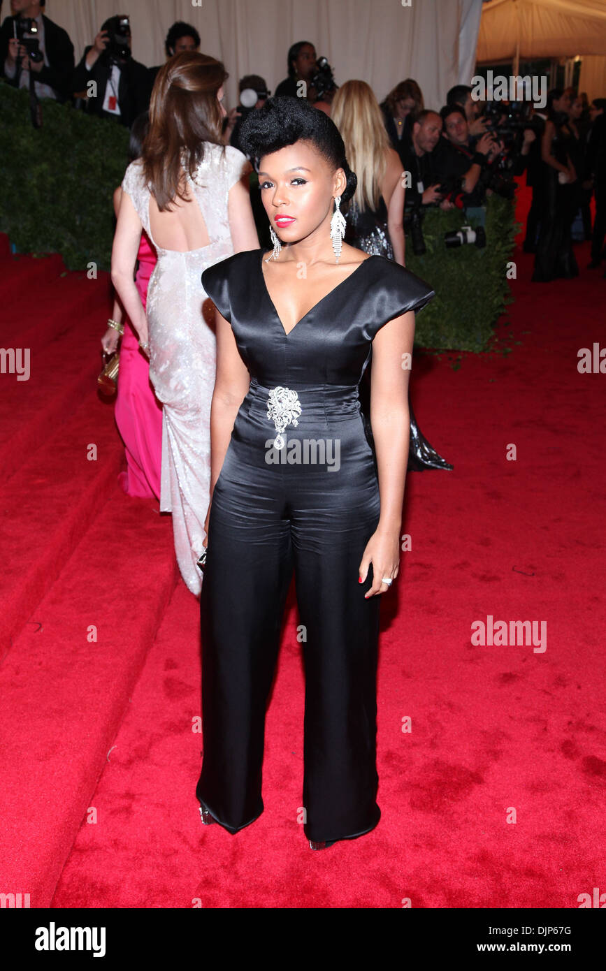 Janelle monae schiaparelli et prada Banque de photographies et d’images ...