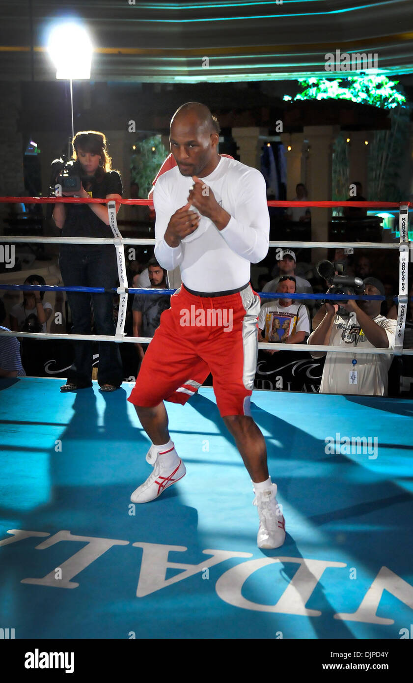 30 mars 2010 - Las Vegas, Nevada, USA - Boxer BERNARD HOPKINS, montre ...