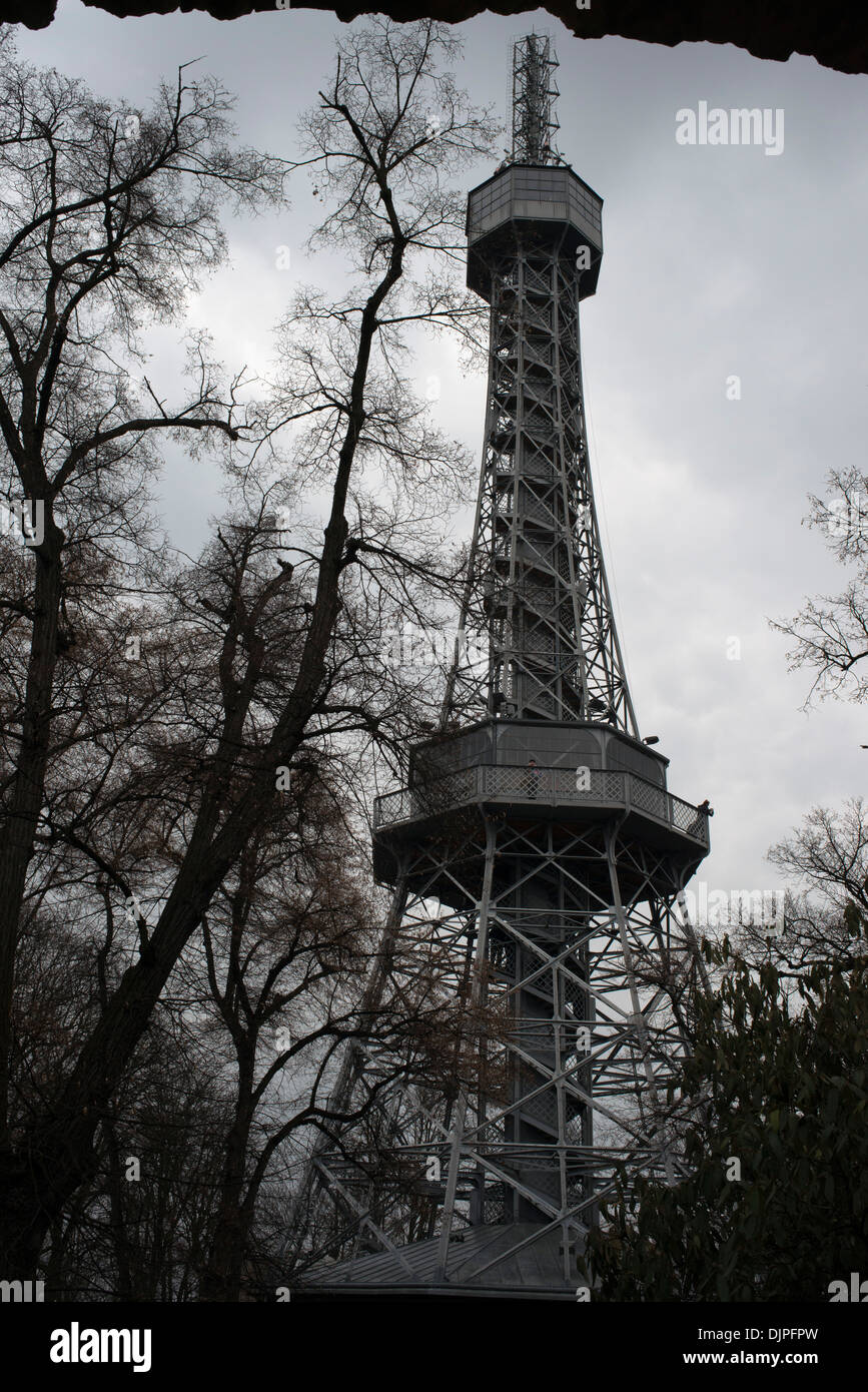 La tour de Petrin . Avec ses 60 mètres de haut et une structure ...