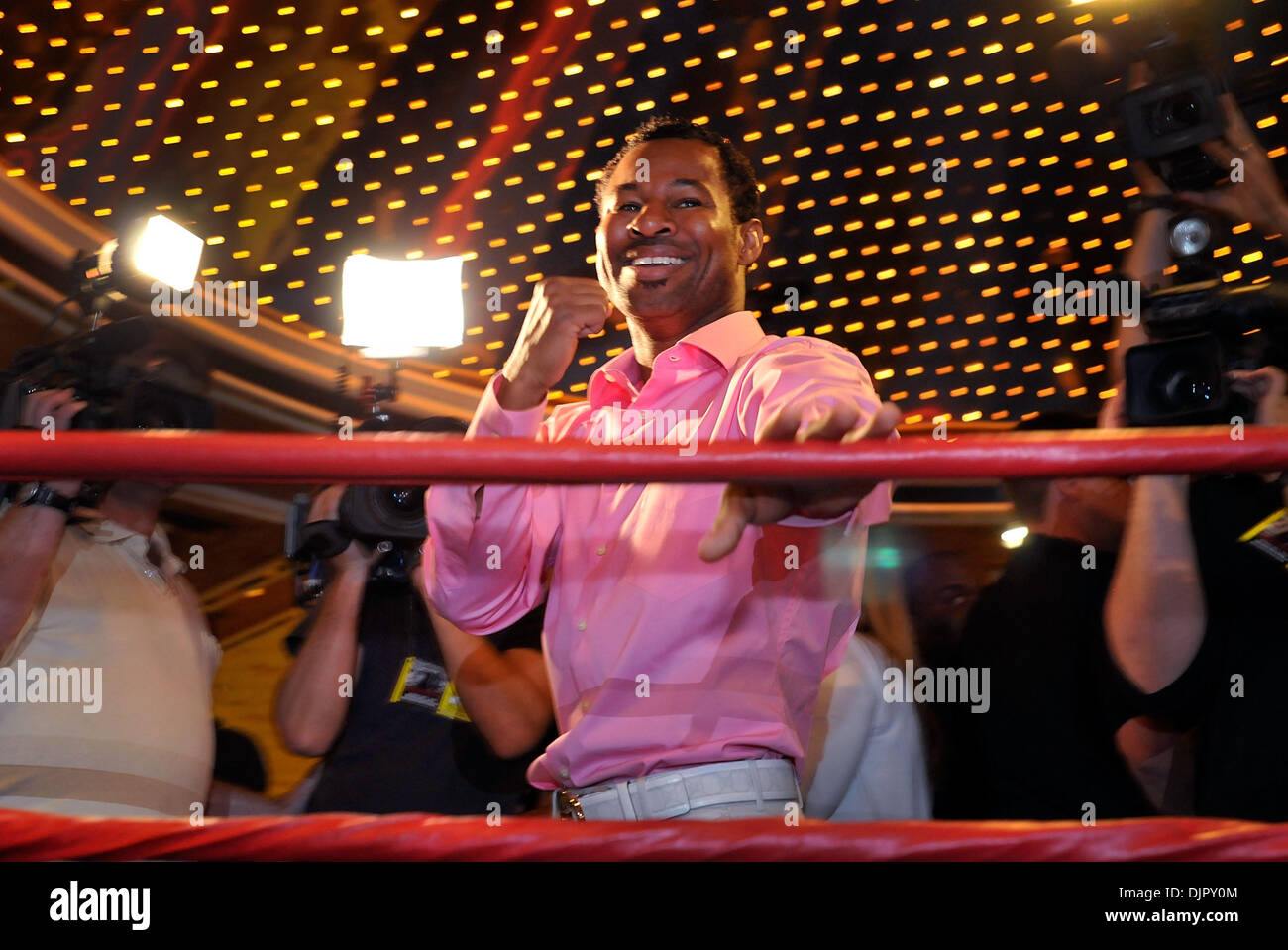 Le 27 avril 2010 - Las Vegas, Nevada, USA - Boxer SHANE MOSLEY arrive à ...