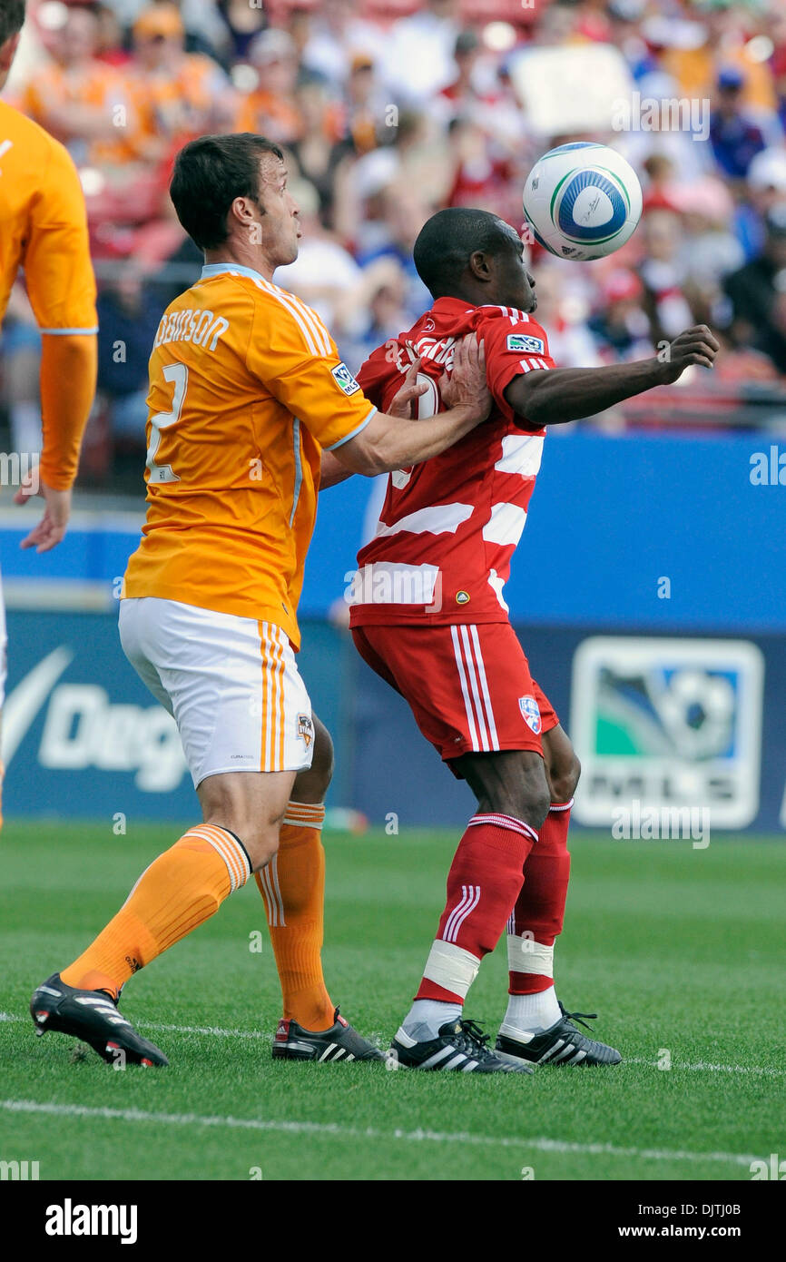 FC Dallas Avant Jeff Cunningham (9) est à la tête de la balle dans la ...