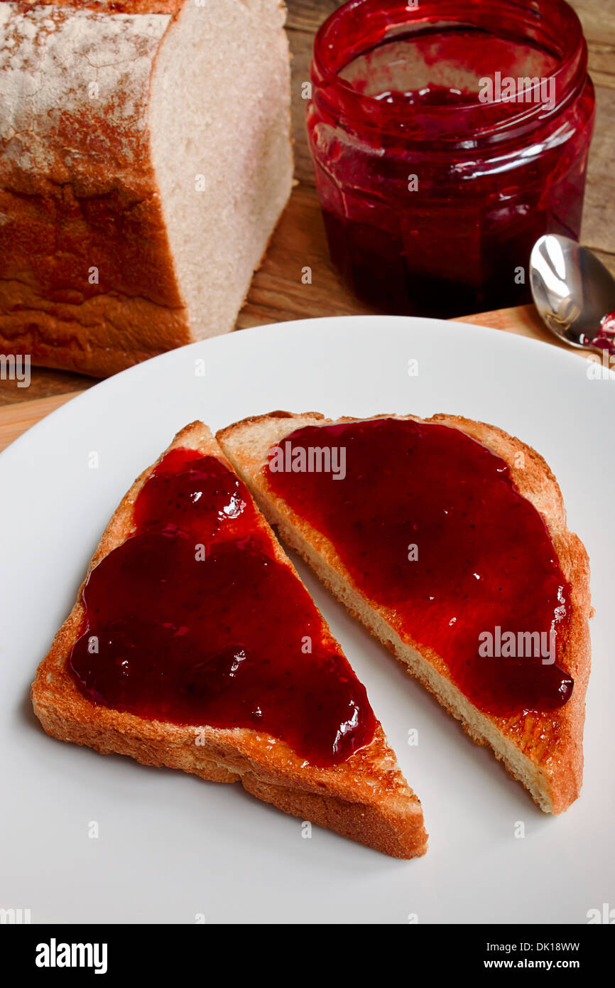 Confiture de fraises sur du pain grillé Banque de photographies et d ...