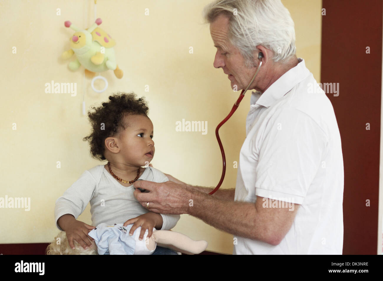 Doctor examines child Banque de photographies et d’images à haute ...