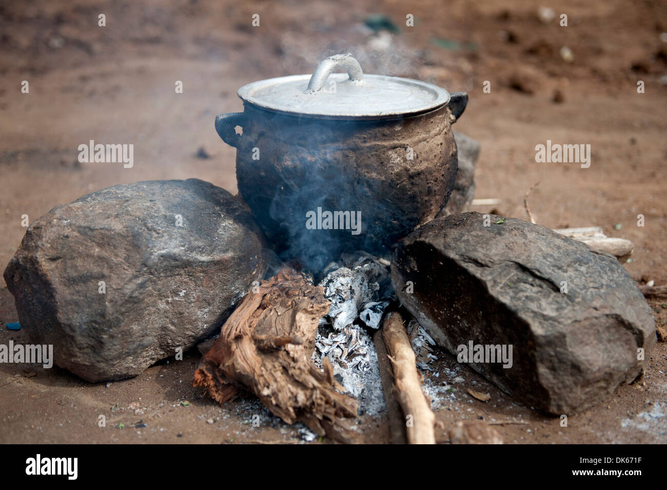 Feu de bois et marmite Banque de photographies et d’images à haute ...