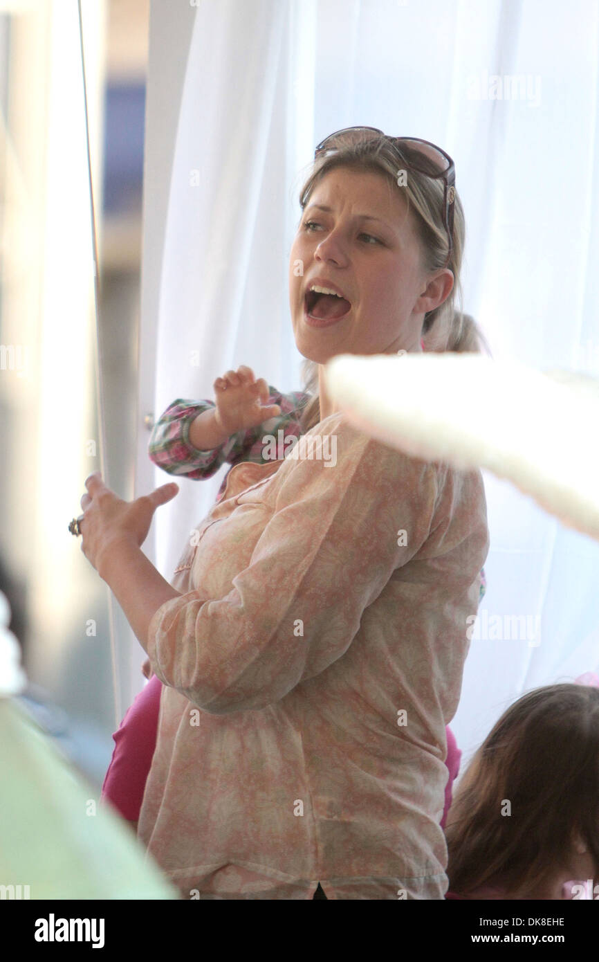 Jodie Sweetin hanging out at Grove avec son mari Morty Coyle et sa ...