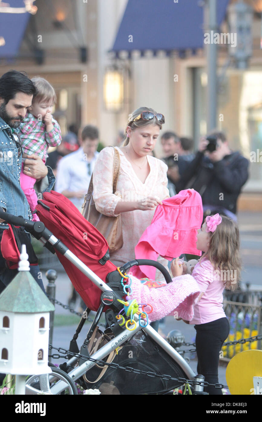Jodie Sweetin hanging out at Grove avec son mari Morty Coyle et sa ...