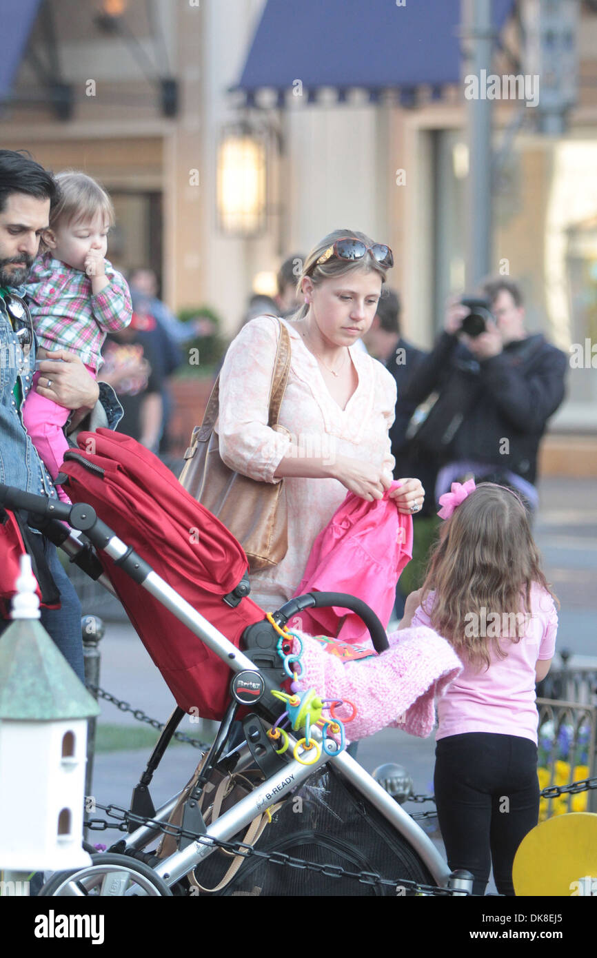 Jodie Sweetin hanging out at Grove avec son mari Morty Coyle et sa ...