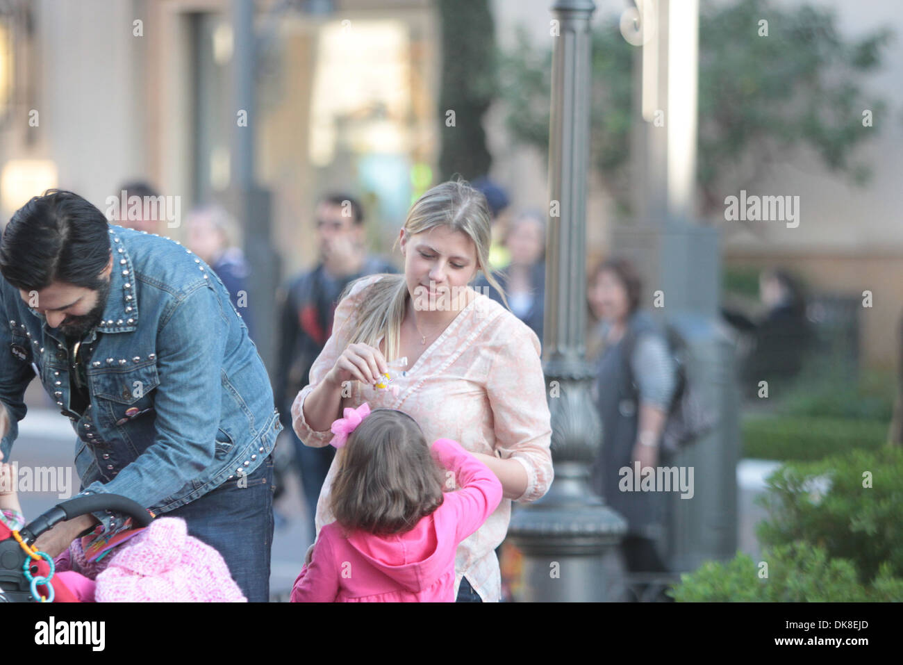 Jodie Sweetin hanging out at Grove avec son mari Morty Coyle et sa ...