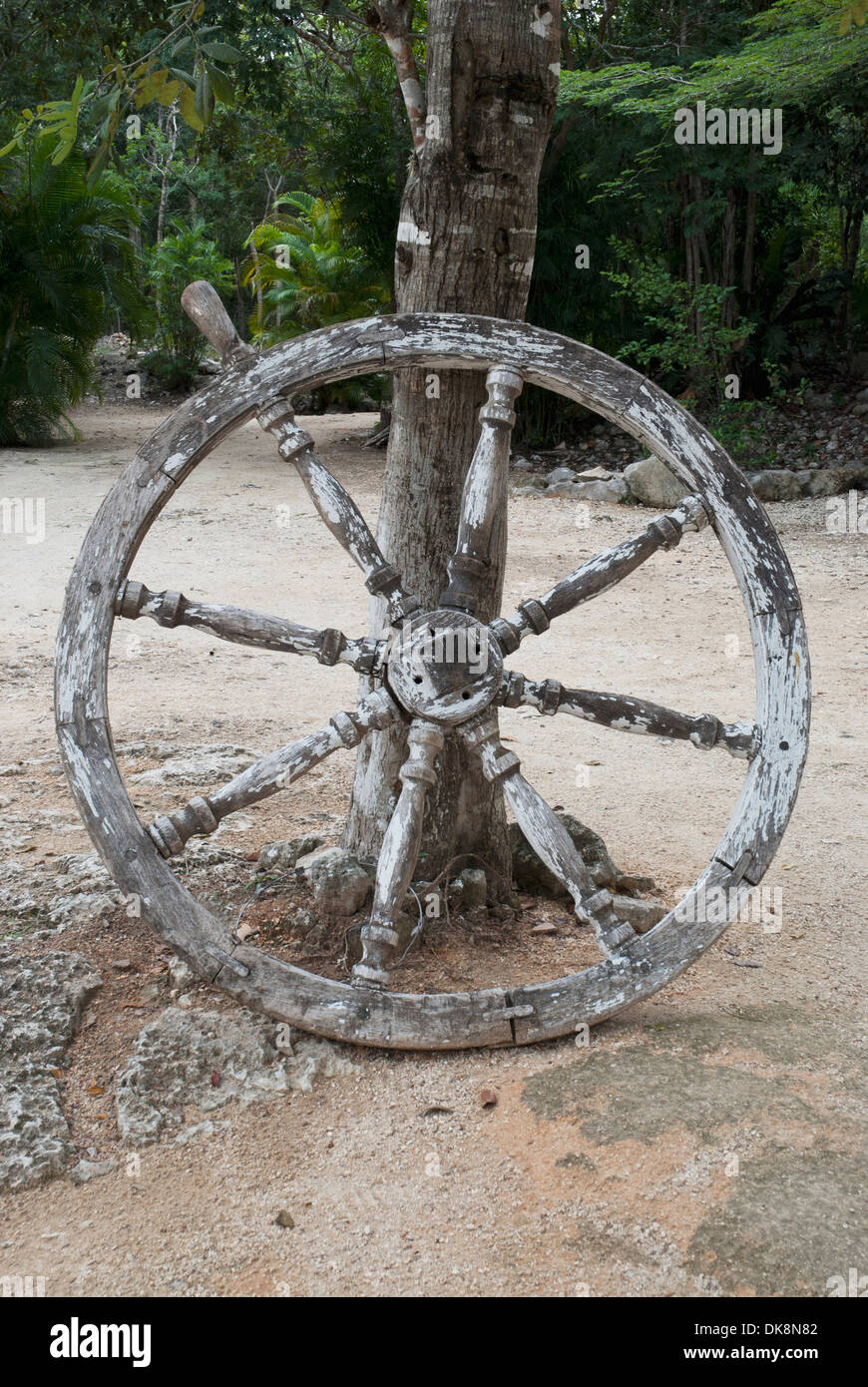 Roue de bateau en bois Banque de photographies et d’images à haute résolution - Alamy