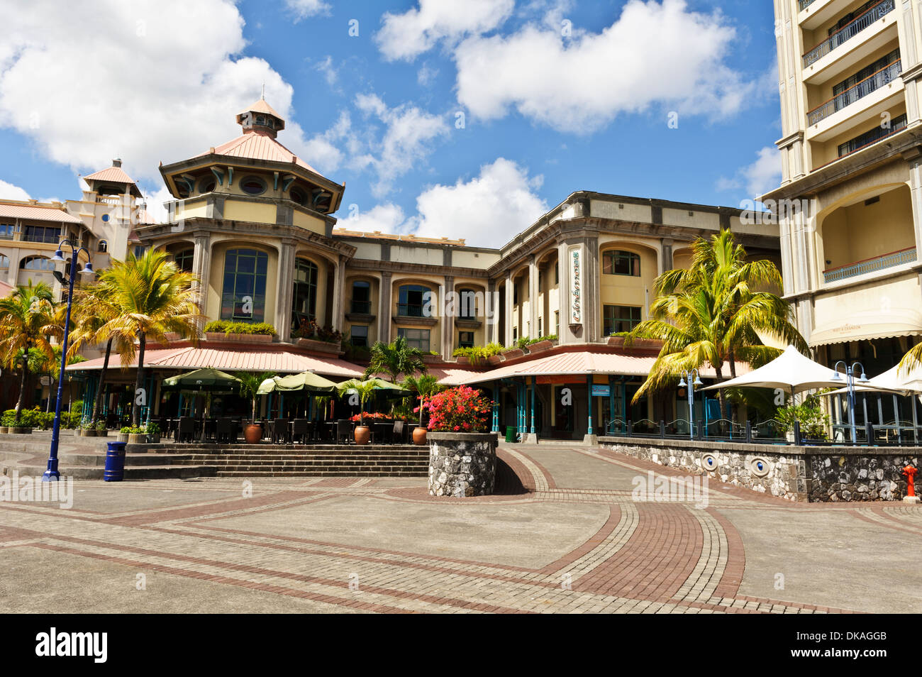 La place du caudan avec restaurants, bars et le pavillon, Port Louis ...