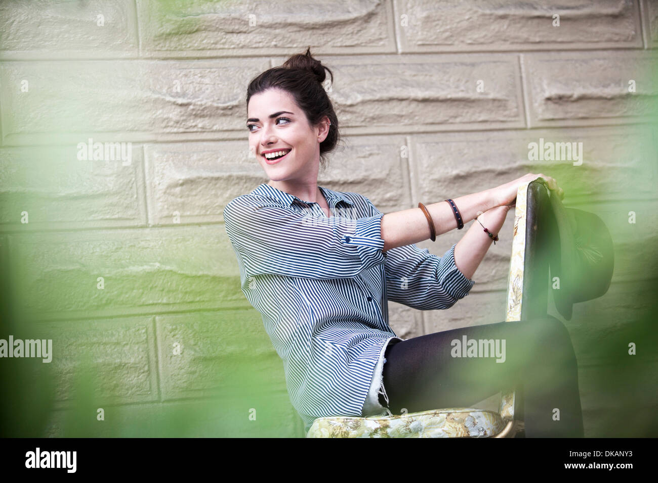 Jeune femme assise qui prend la pose Banque de photographies et d’images à haute résolution - Alamy