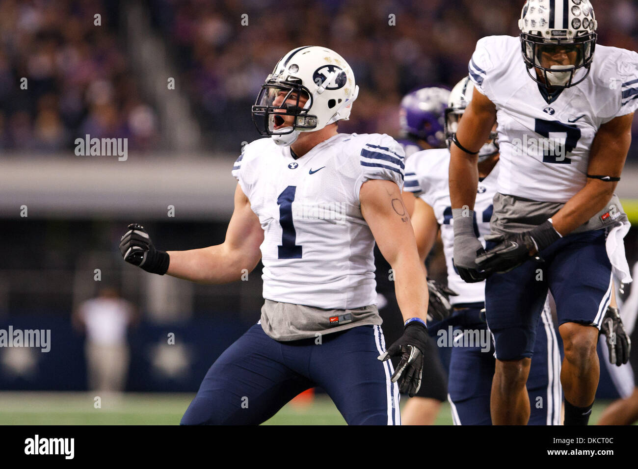 28 octobre, 2011 - Arlington, Texas, US - BYU Cougars LB Jordanie ...