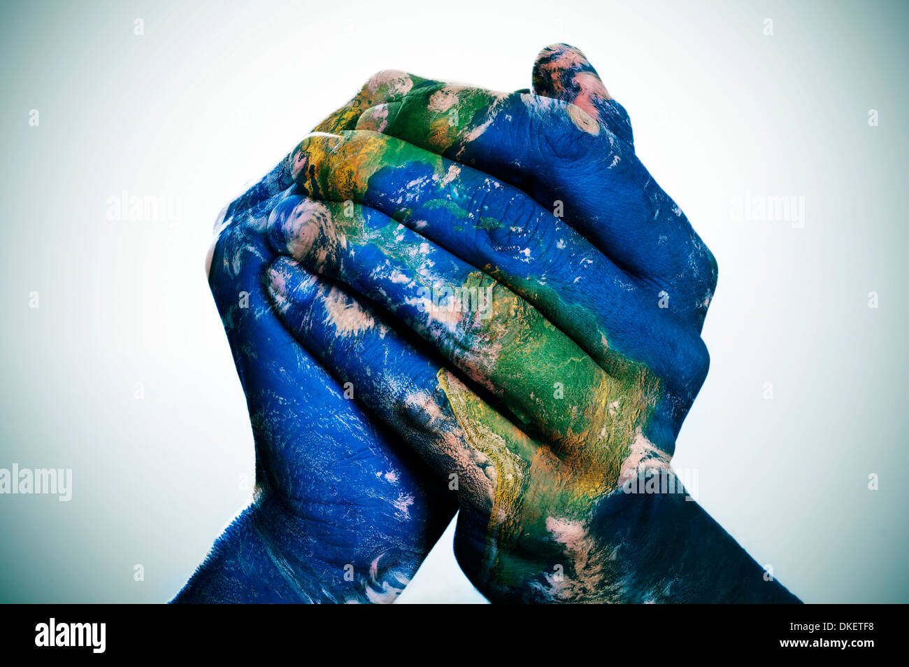 Une carte du monde dans l'homme mains formant un globe terrestre ...