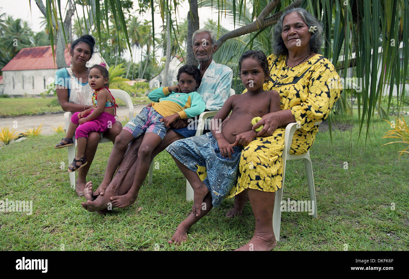 La famille polynésienne. Mère, trois enfants, grand-père et grand-mère ...