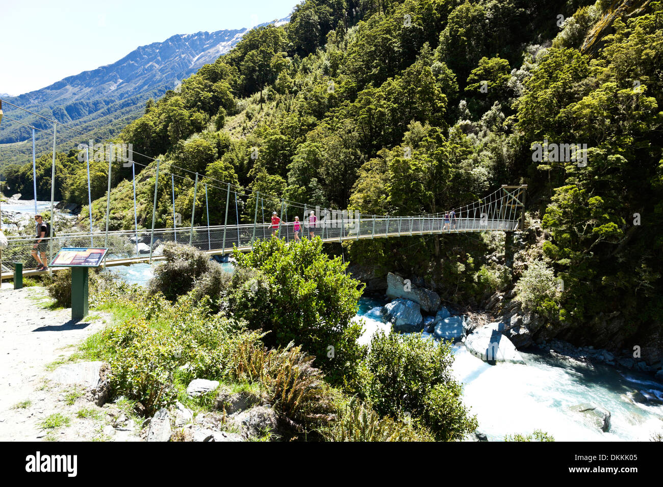 Un pont tournant sur le chemin de tramping Rob Roy glacier Photo Stock ...