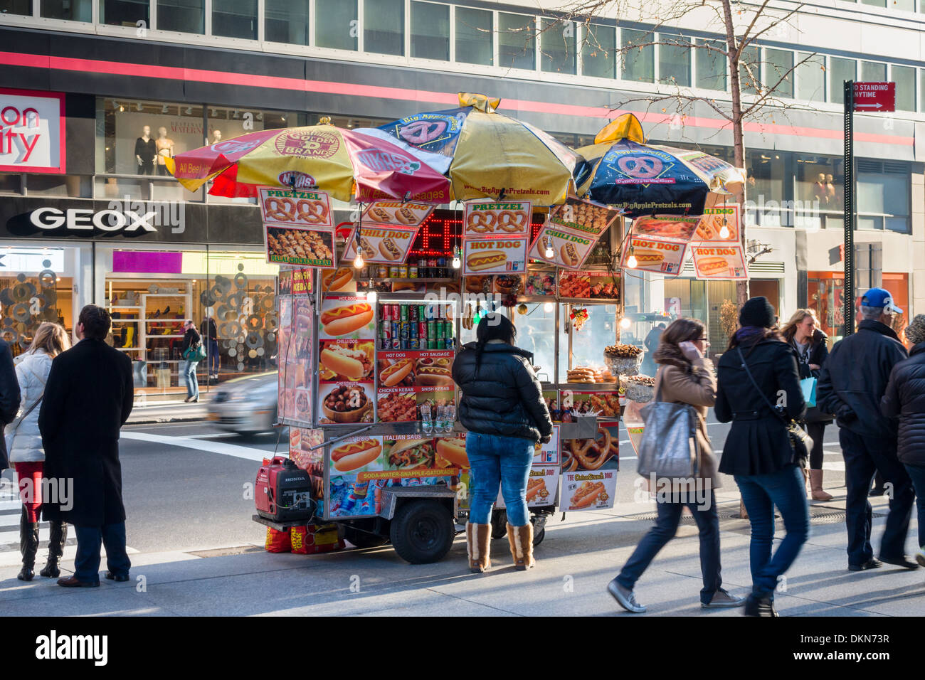 Stand de restauration rapide sur Madison Avenue à New York City Photo ...