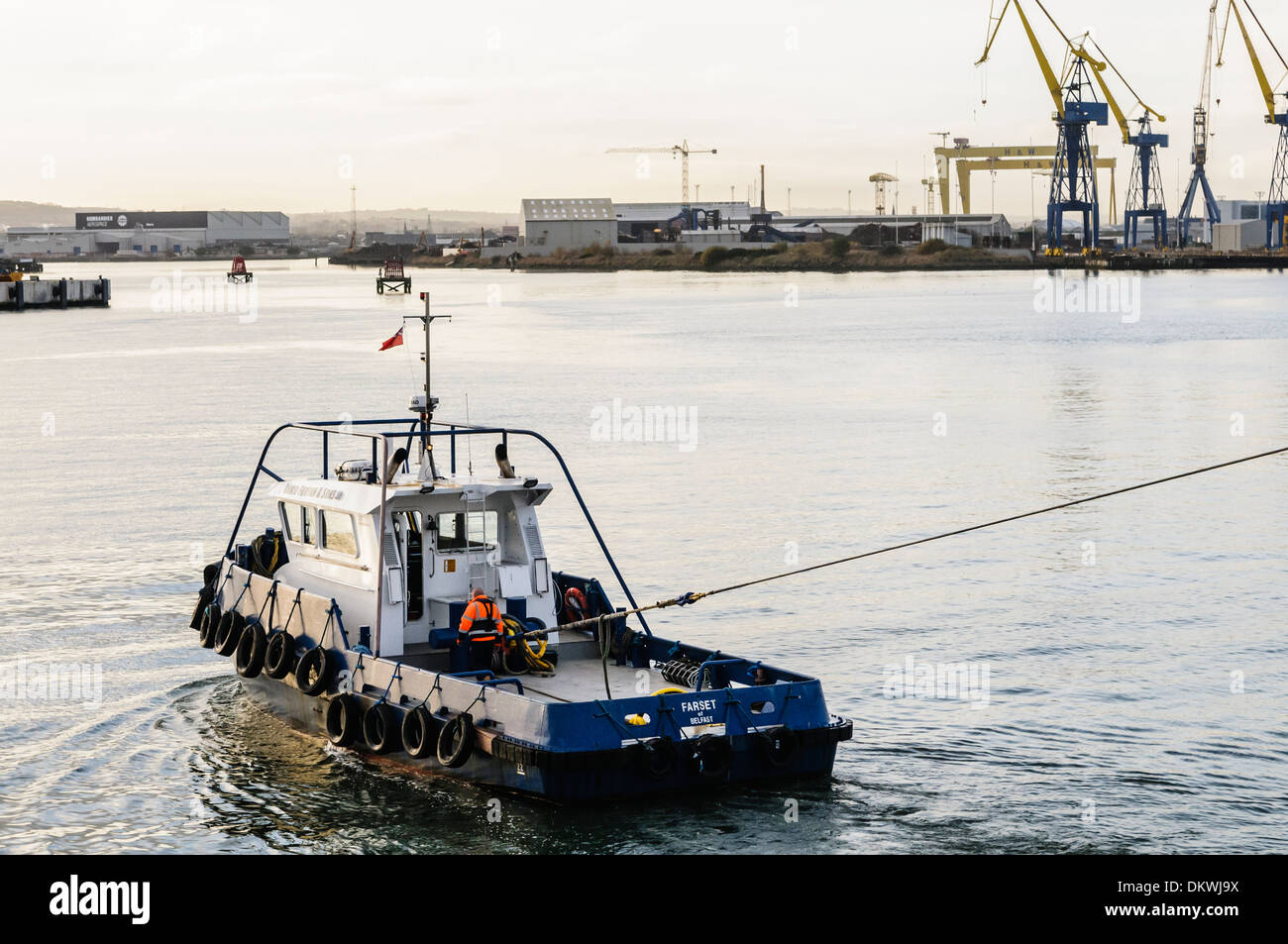 Le remorqueur bateau "Farset" tire sur un navire dans le port de ...