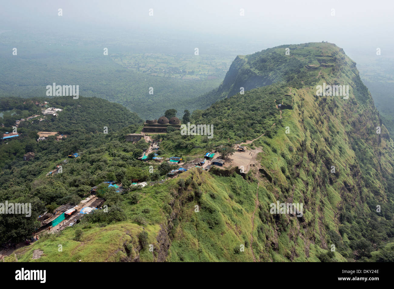 Pilgrim path up pavagadh hill to the kalika mata temple Banque de ...