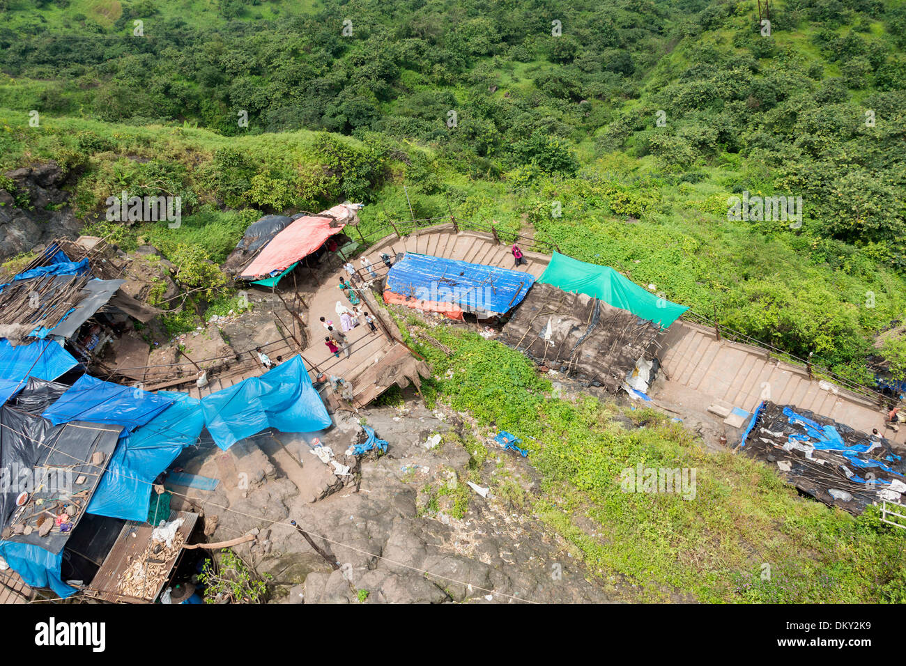 Pilgrims path up pavagadh hill to the kalika mata temple Banque de ...