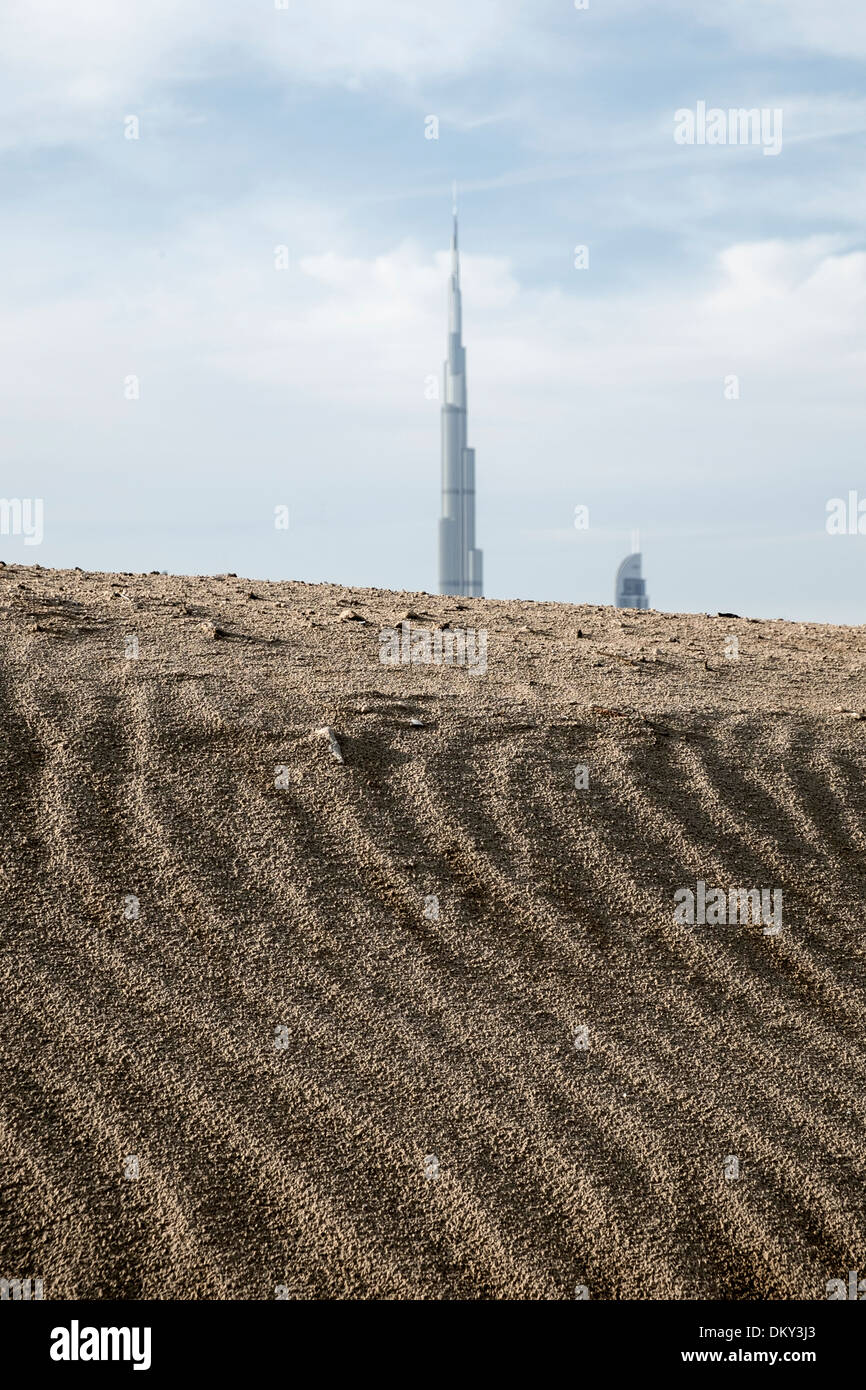 Burj khalifa derrière la dune de sable Banque de photographies et d ...