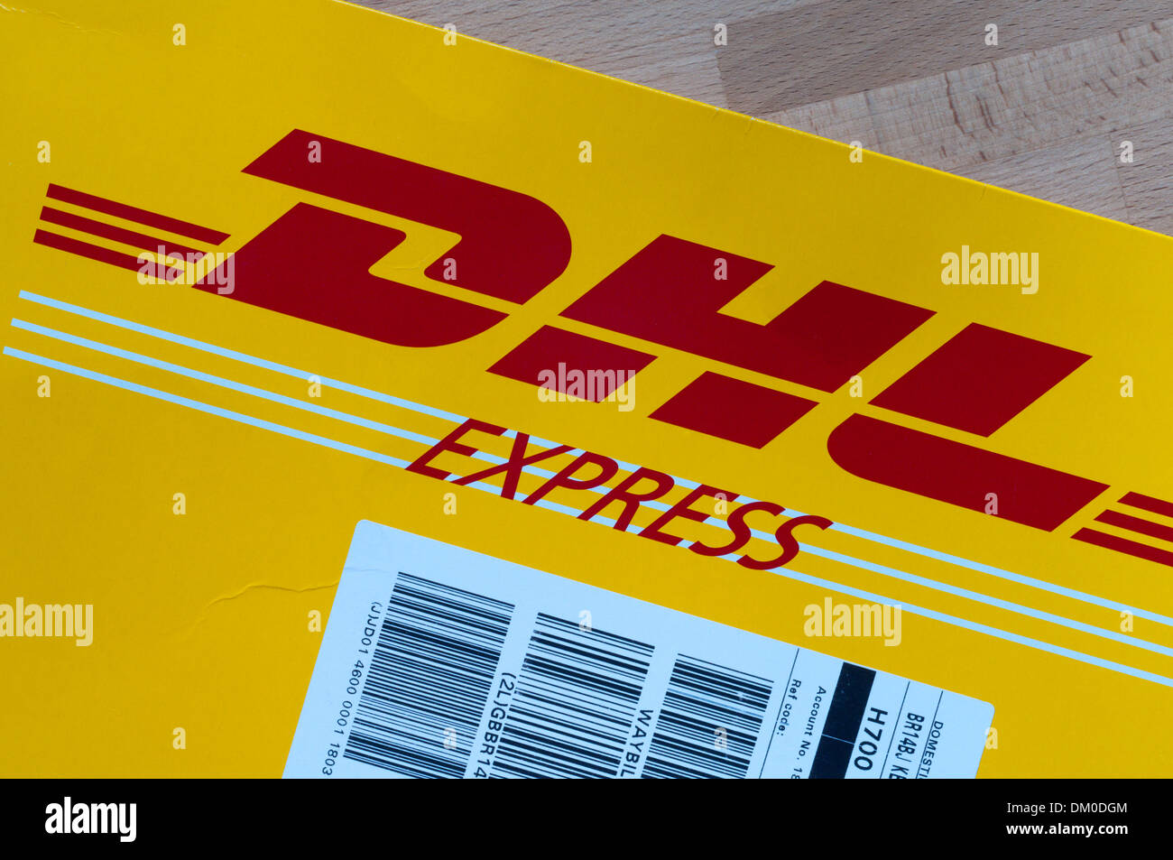 Un jaune et rouge enveloppe DHL Express montrant les codes à barres et ...