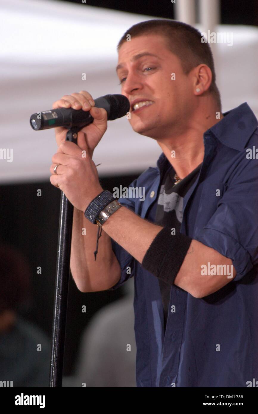 Le 4 avril, 2002 - K43351AR.NBC'S TODAY SHOW SUMMER CONCERT SERIES ROB ...