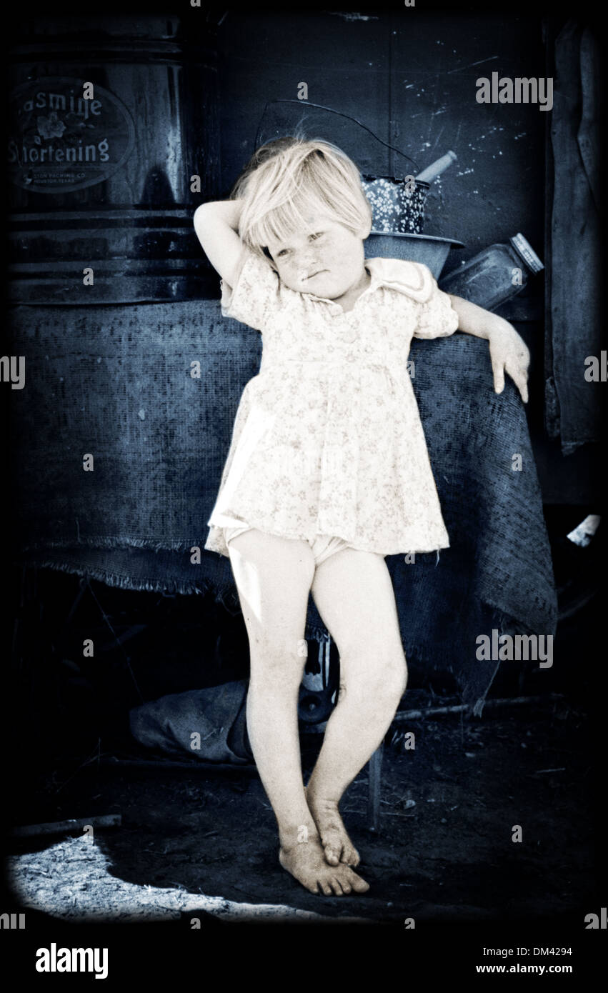 Un nu vintage girl posing devant sa maison mobile Photo Stock - Alamy