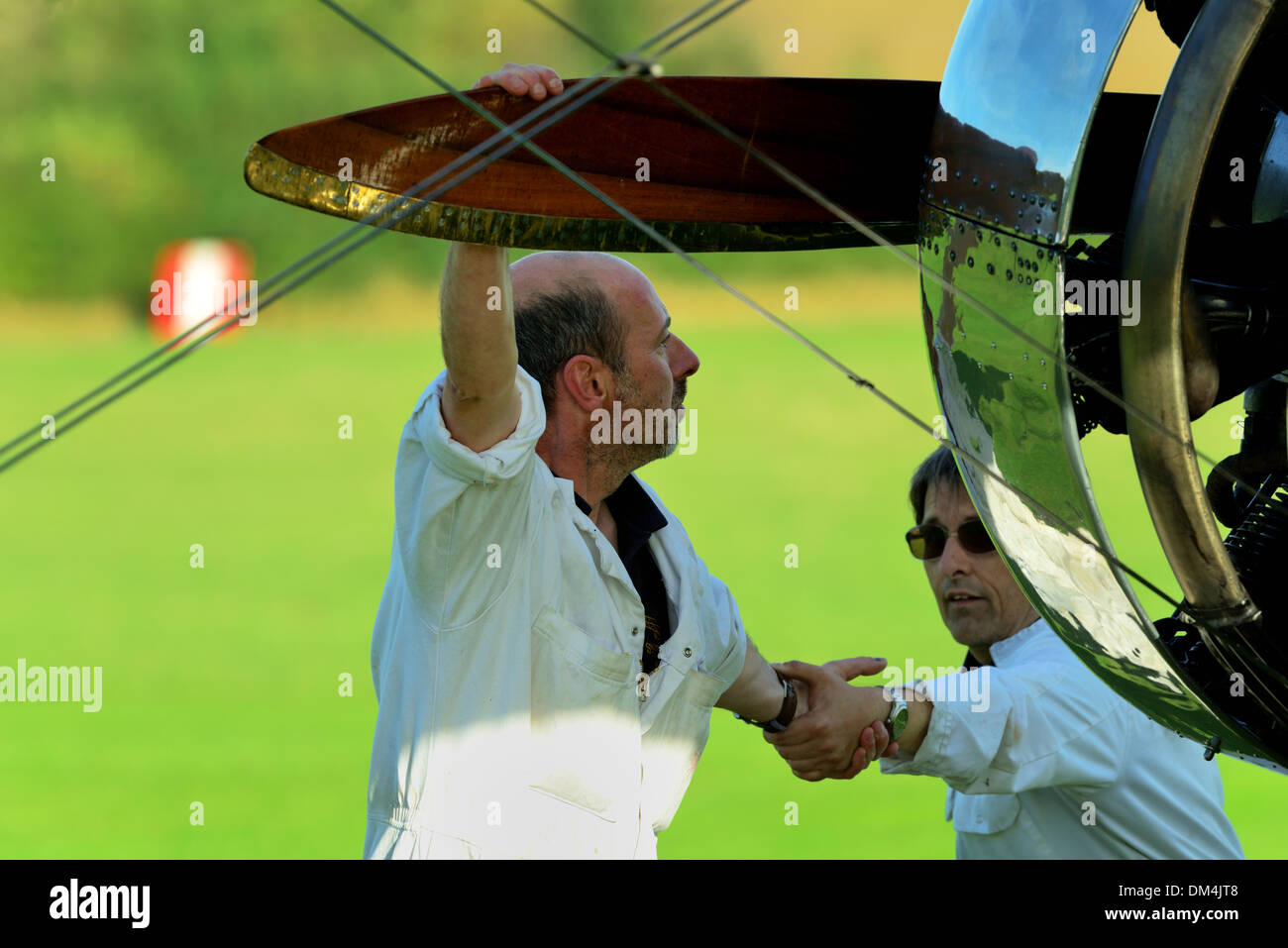 L'équipe au sol d'aéronefs de démarrer le moteur d'un biplan Avro Tutor ...