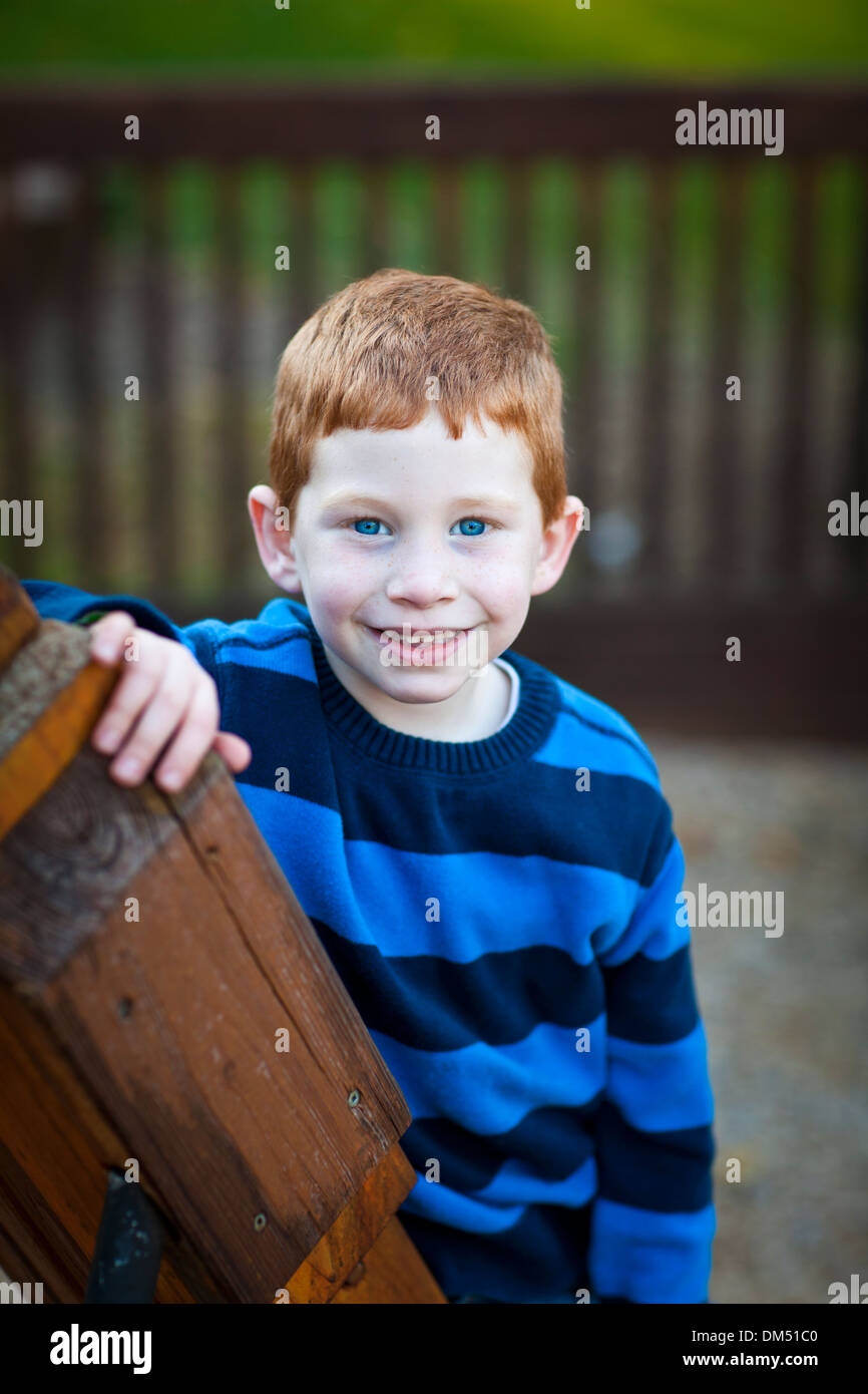 Beau garçon brun rouge à l'extérieur permanent portrait Photo Stock - Alamy