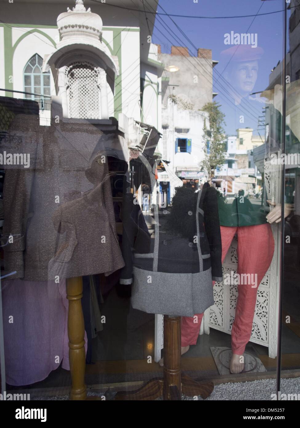 Garment shop reflection india Banque de photographies et d’images à haute résolution - Alamy