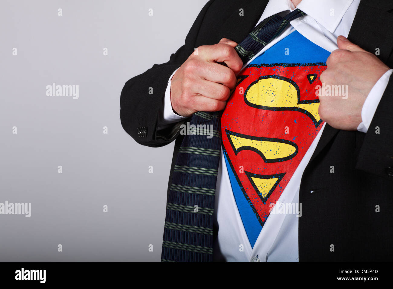 L'homme d'affaires tire shirt apart montrant Superman sous chemise ...