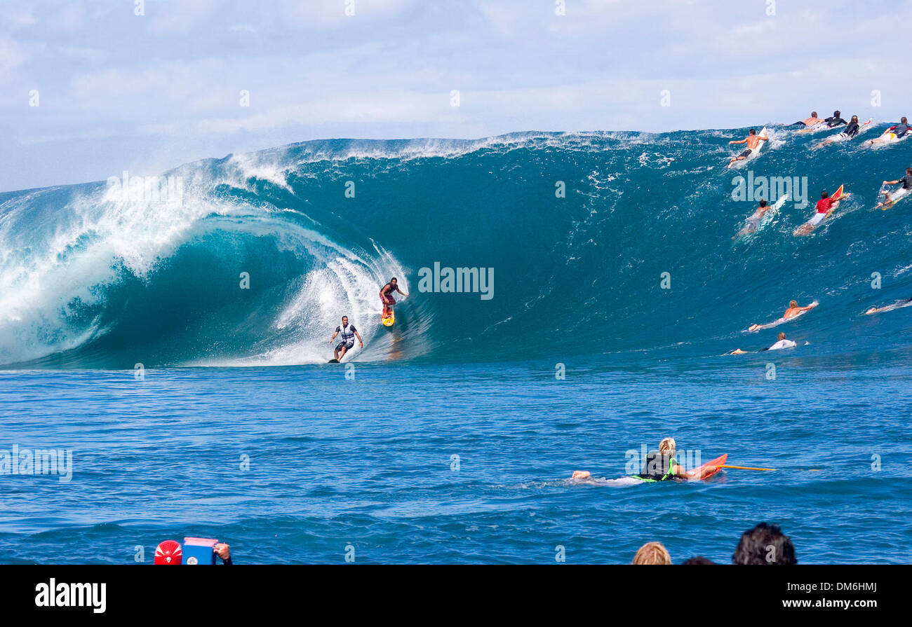 Huge wave in teahupoo Banque de photographies et d’images à haute ...