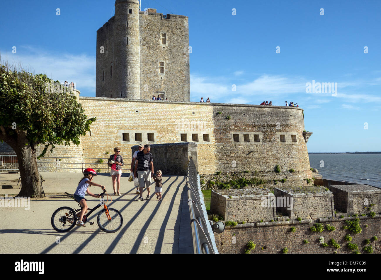 Visite de LA FAMILLE LE FORT VAUBAN, château fort médiéval réaménagé ...