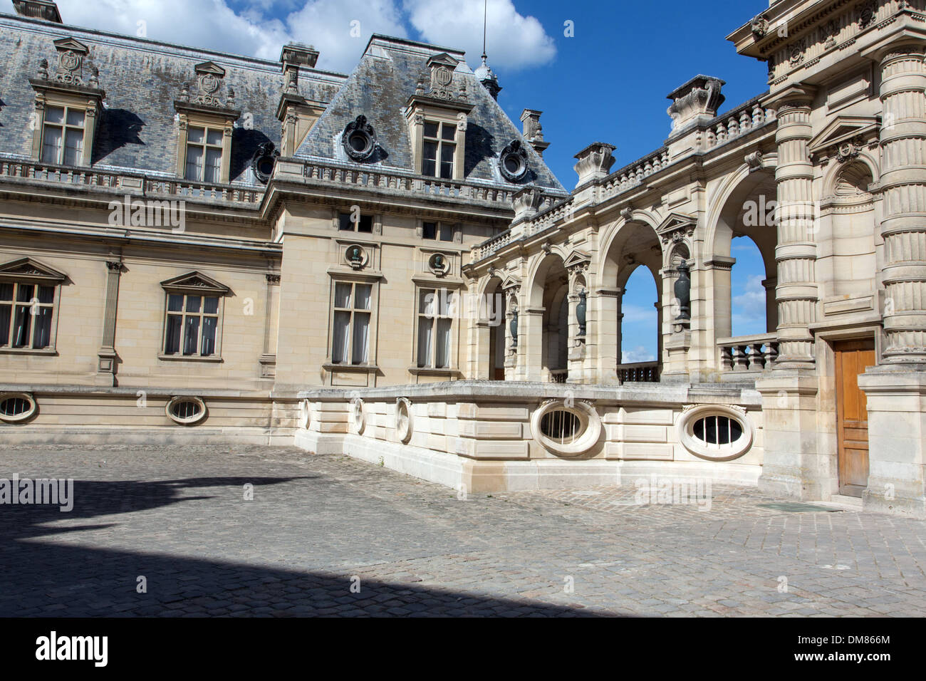 Cour d'HONNEUR DU CHÂTEAU DE CHANTILLY, musée Condé, OISE (60), FRANCE ...