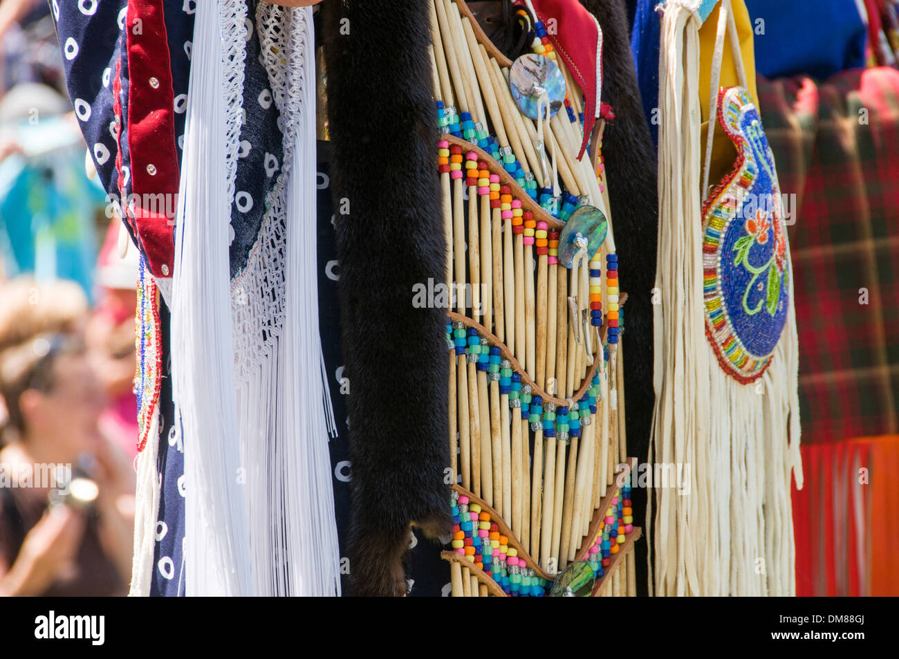 Détails de femme Vêtements traditionnels mohawks Premières Nations ...