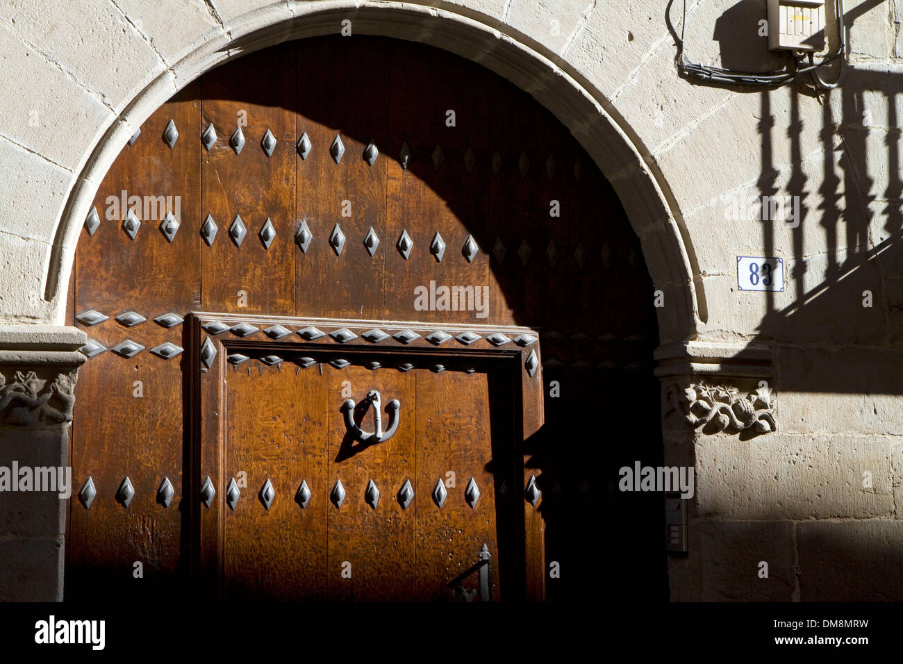 Porte en arc à Puente La Reina une ville basque le long du chemin de ...