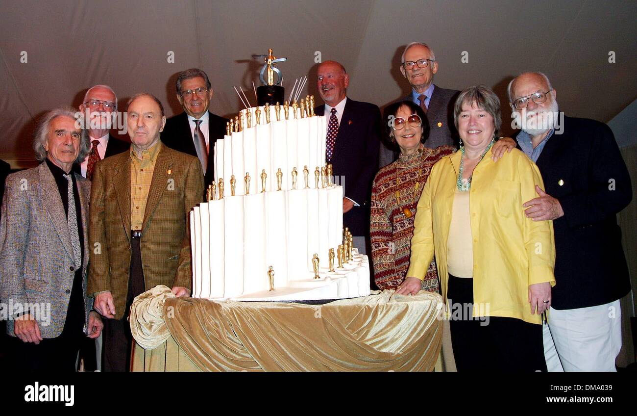 Le 9 mai 2002 - Los Angeles, Californie, USA - autour du gâteau sont ...