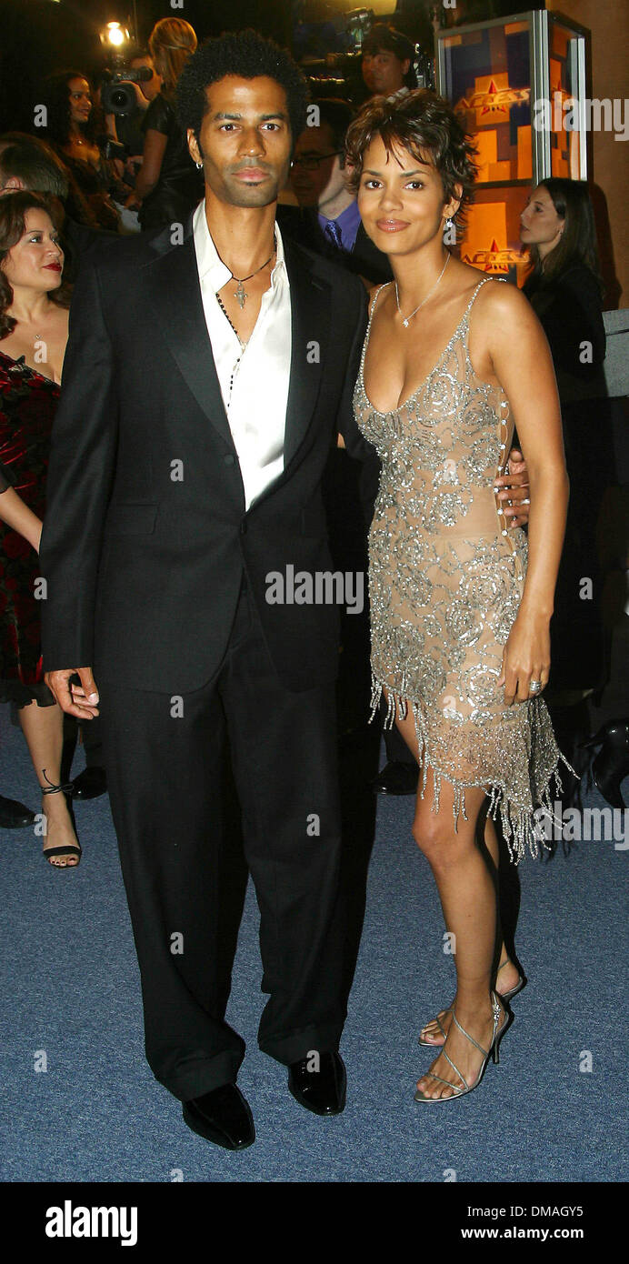 Die another day halle berry 2002 Banque de photographies et d’images à ...