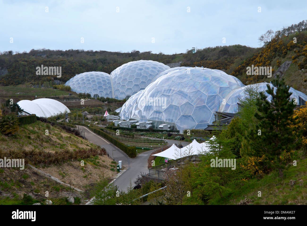 Vue panoramique sur le biome de dômes géodésiques l'Eden Project, St ...