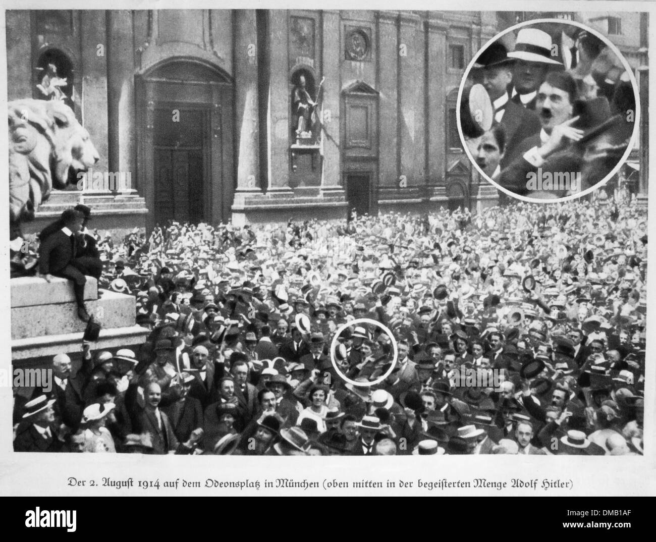 Adolf Hitler parmi foule à Odeonplatz, Munich, Allemagne, à l'écoute de ...